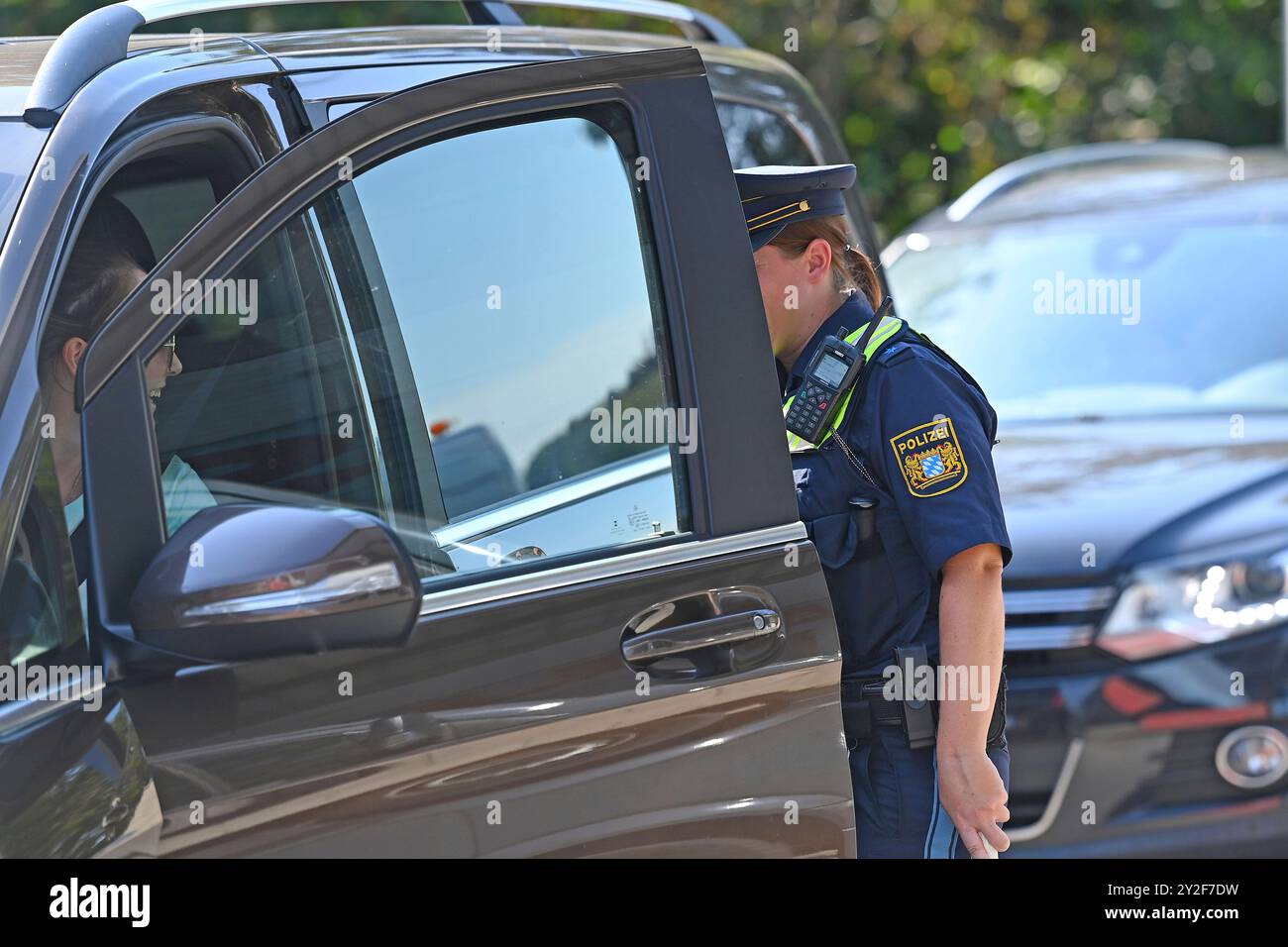 Police officers check vehicles. The Bavarian border police inform about ...