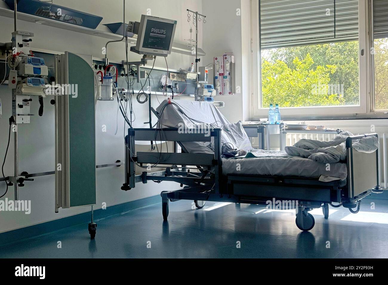 Munich, Deutschland. 06th Sep, 2024. Empty hospital bed stands in a ...
