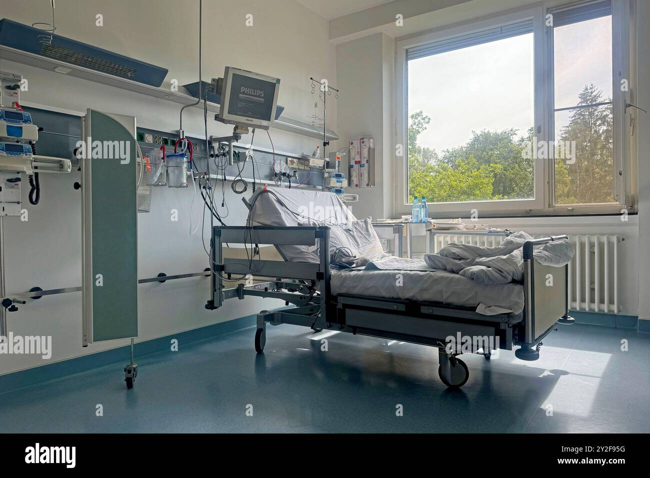 Munich, Deutschland. 06th Sep, 2024. Empty hospital bed stands in a ...
