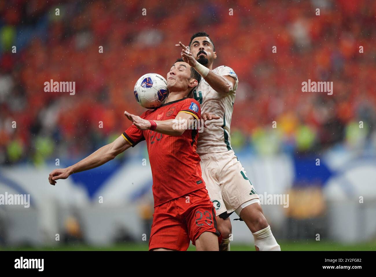 (240910) -- DALIAN, Sept. 10, 2024 (Xinhua) -- Ali Lajami (R) of Saudi ...