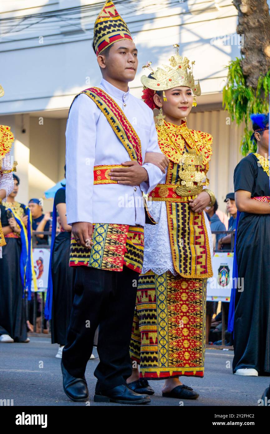 Traditional costume Central Java on the 3rd BEN Carnival Stock Photo - Alamy