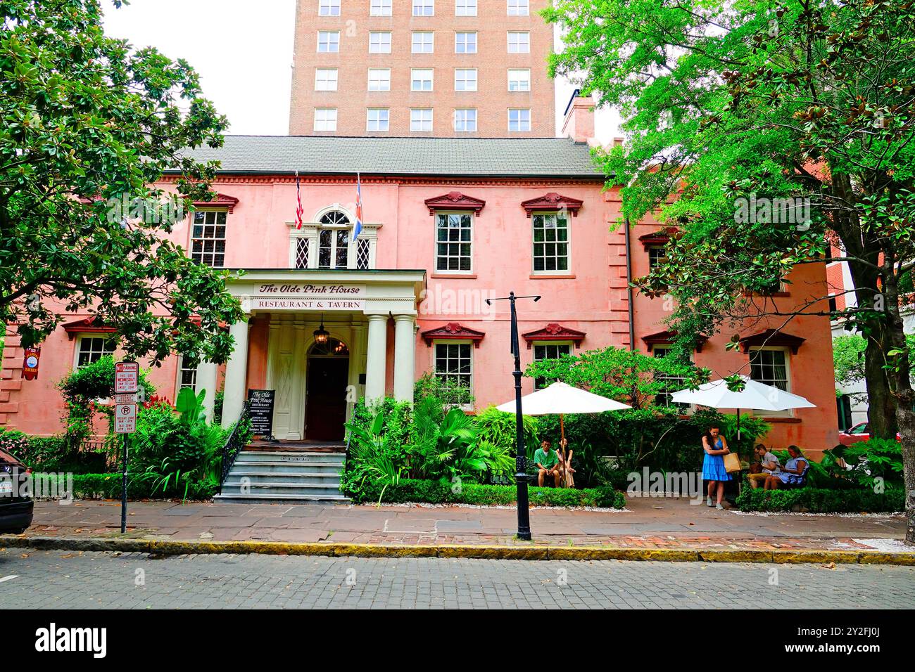 The famous pink house restaurant in downtown historic Savannah, Georgia ...