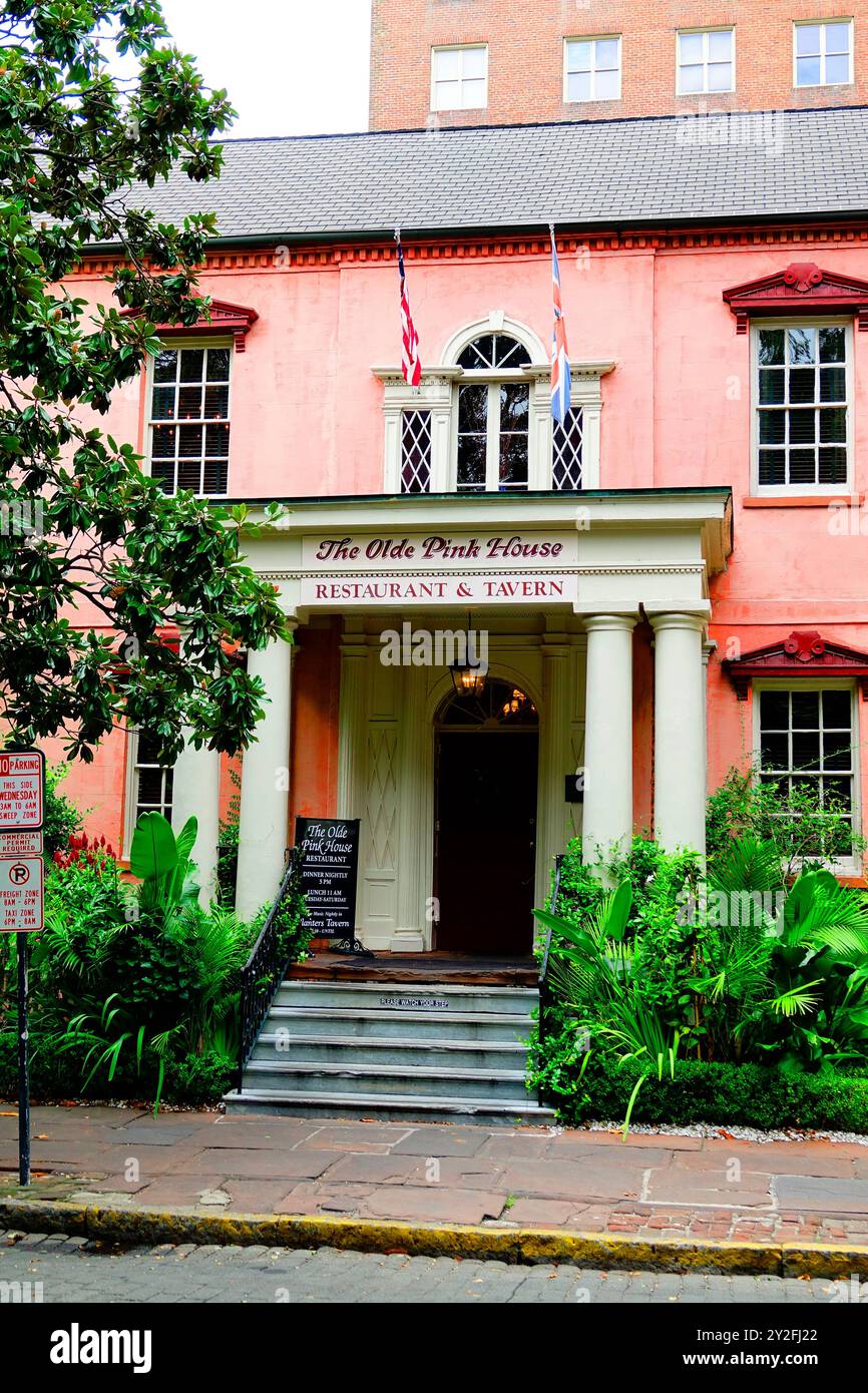 The famous pink house restaurant in downtown historic Savannah, Georgia ...
