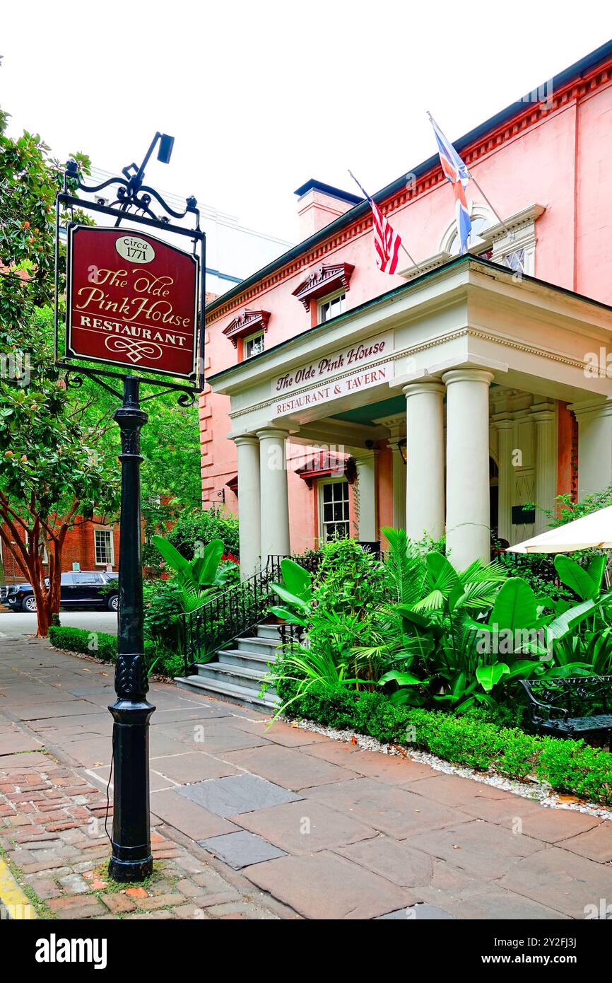 The famous pink house restaurant in downtown historic Savannah, Georgia ...