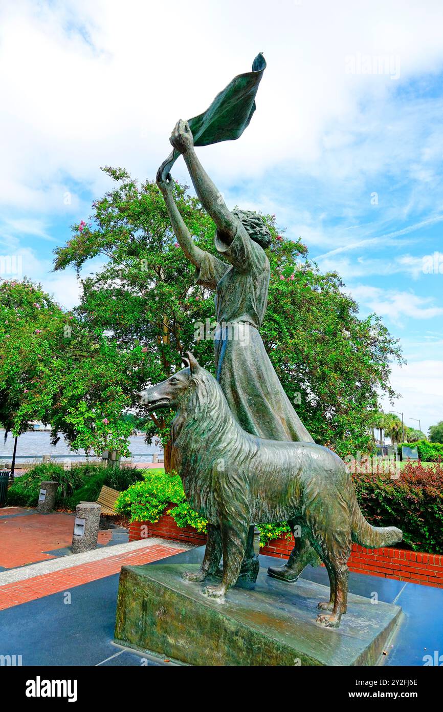 Florence martus sculpture of the Savannah waving girl is on the ...