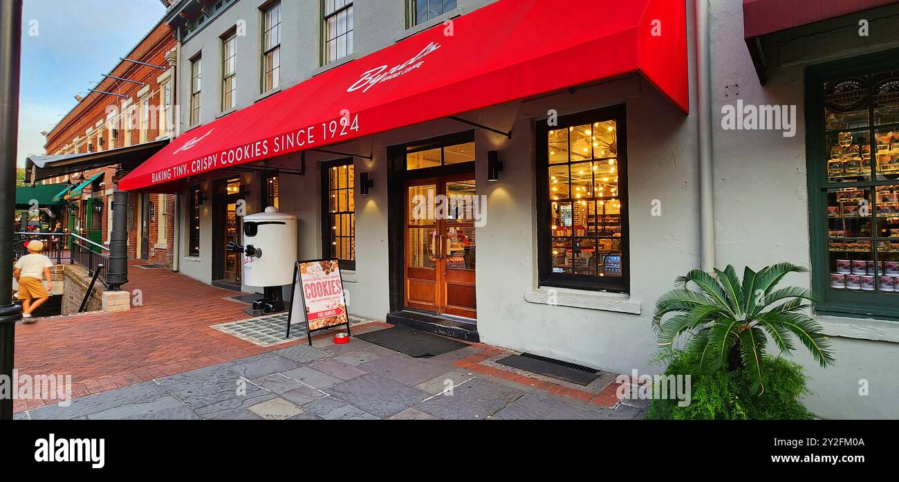 The crate and famous River Street shopping area in downtown historic ...