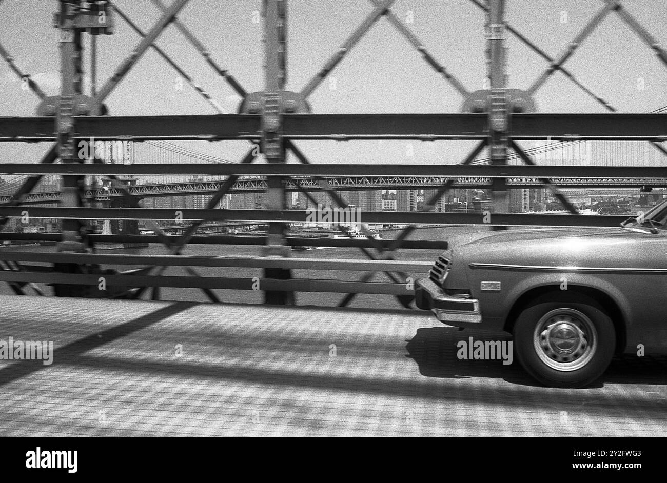 Driving over brooklyn bridge Black and White Stock Photos & Images - Alamy
