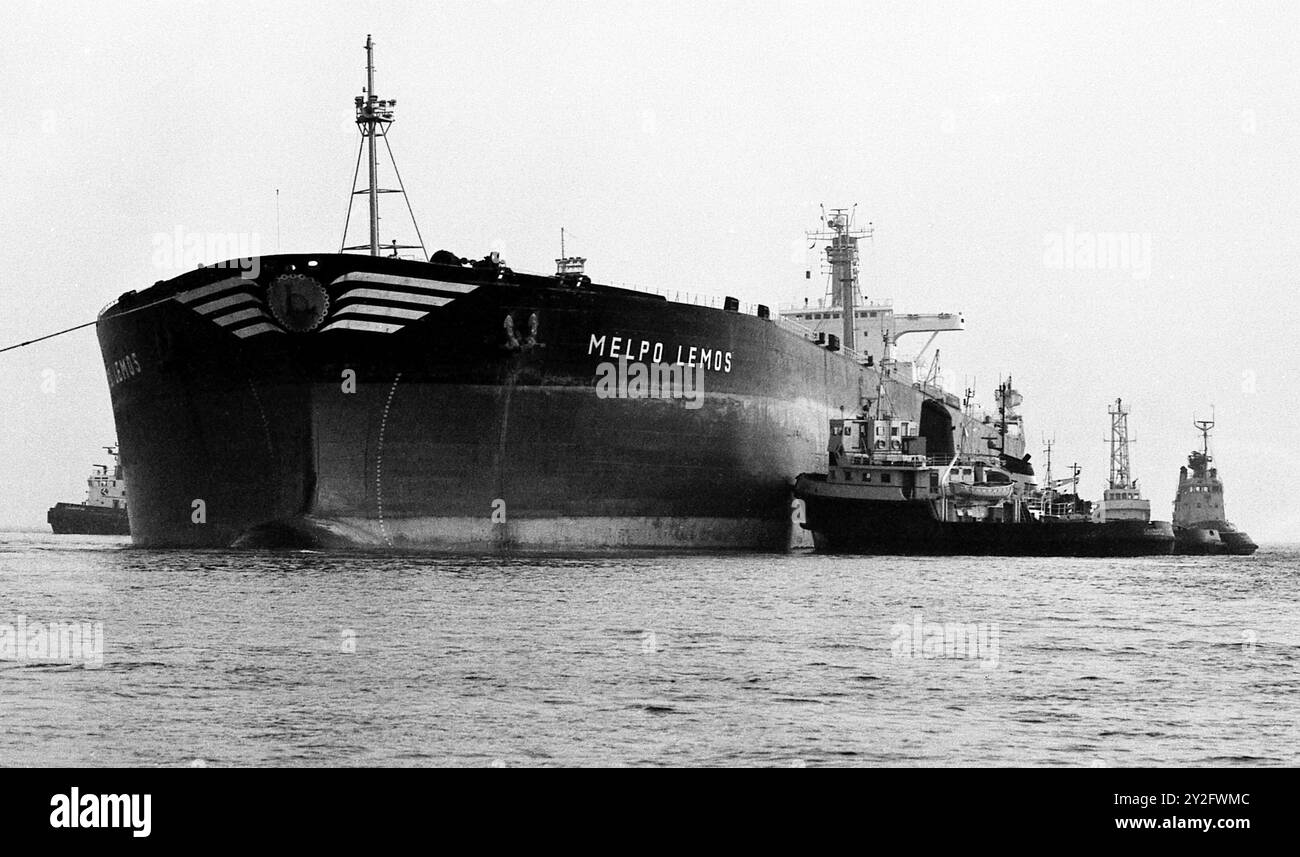 AJAXNETPHOTO. 3RD AUG, 1981. SOLENT, ENGLAND - TANKER AGROUND - SUPER ...