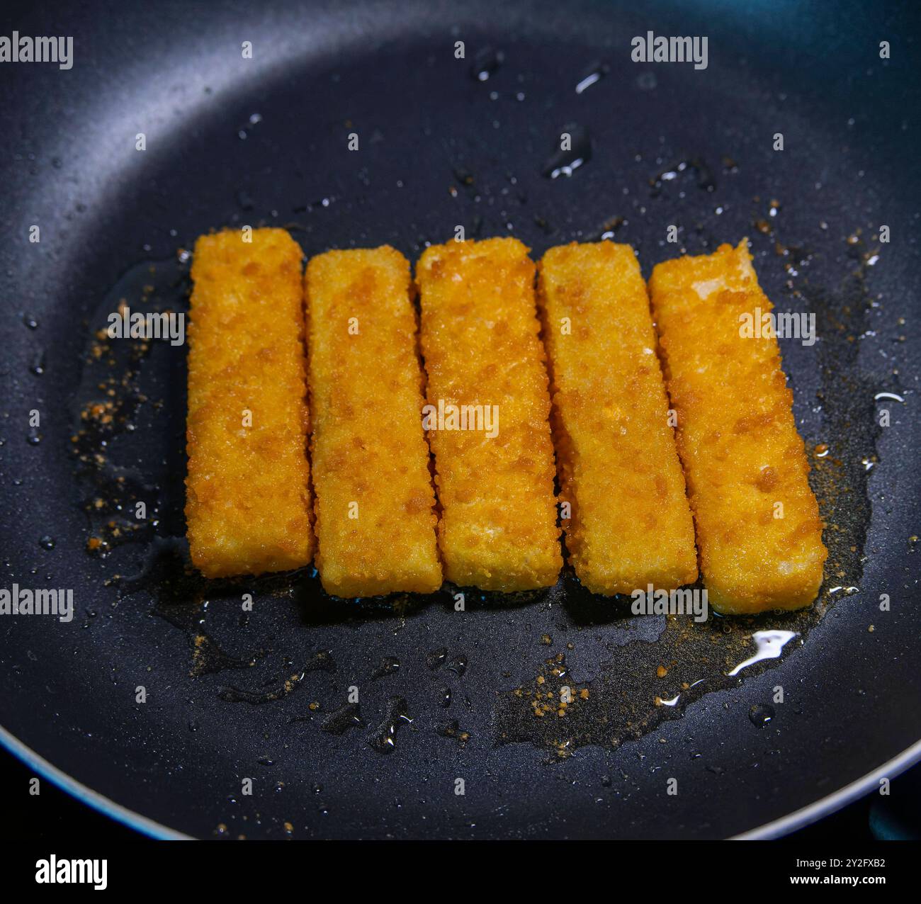 10.09.2024, Fischstäbchen brutzeln in der Pfanne, 10.09.2024 ...