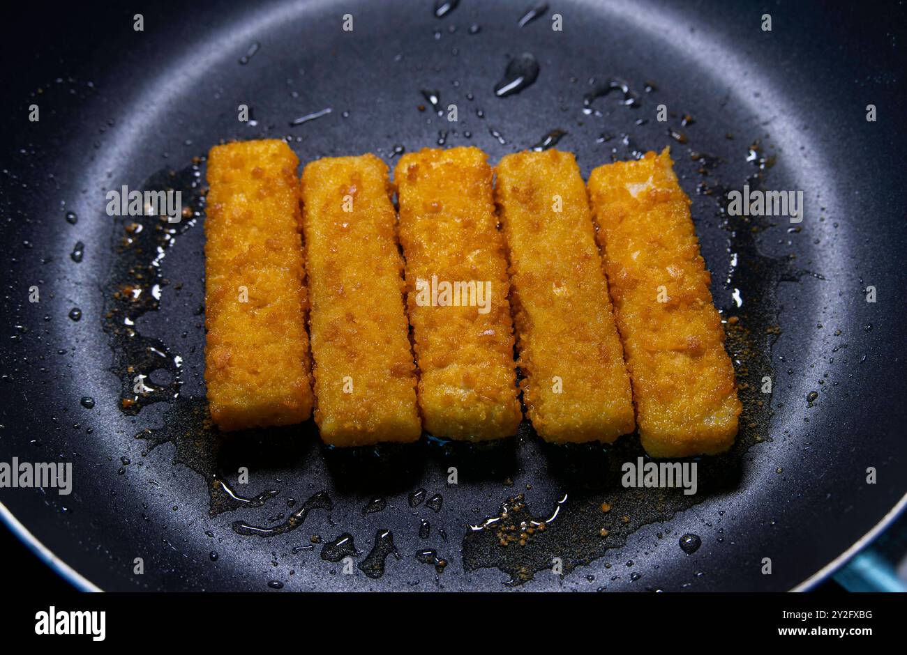 10.09.2024, Fischstäbchen brutzeln in der Pfanne, 10.09.2024 ...