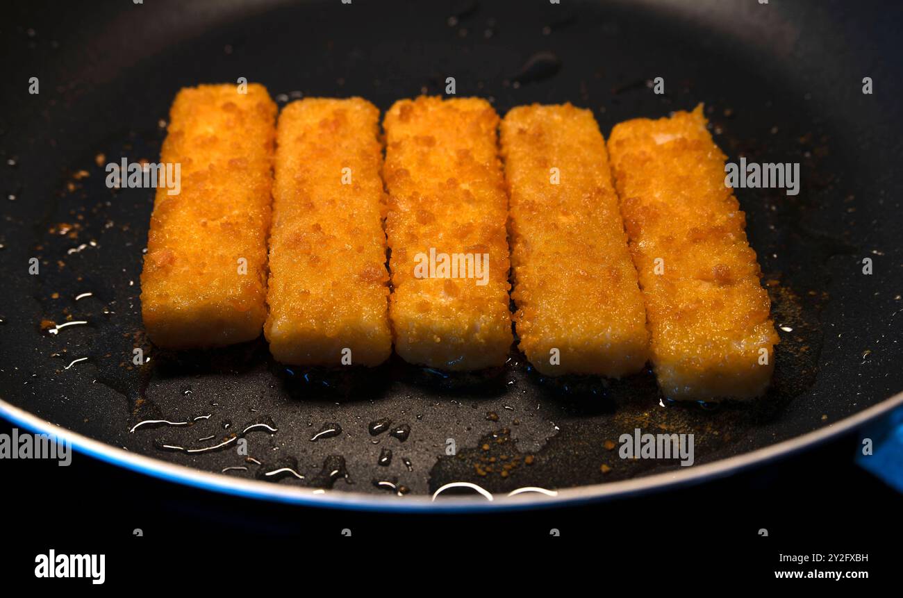 10.09.2024, Fischstäbchen brutzeln in der Pfanne, 10.09.2024 ...