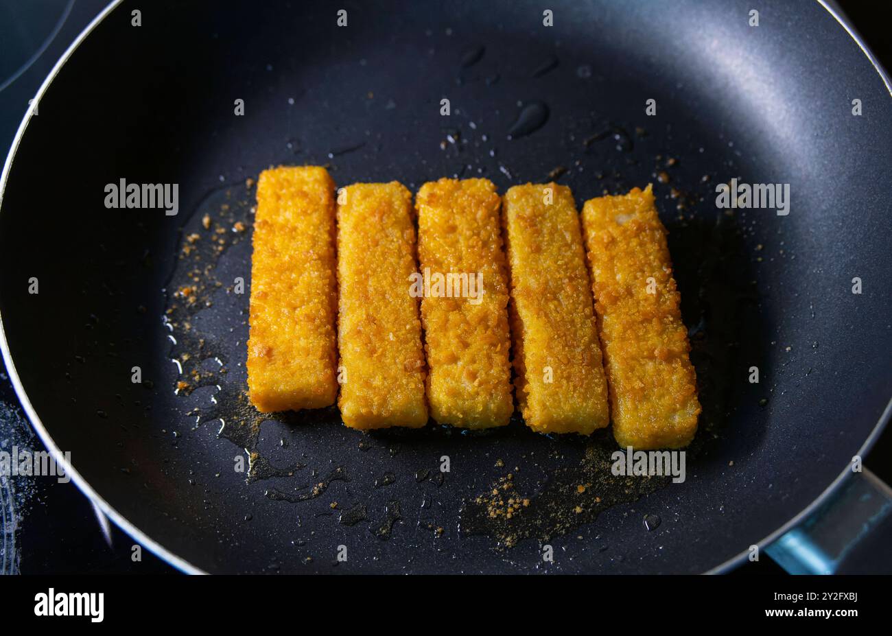 10.09.2024, Fischstäbchen brutzeln in der Pfanne, 10.09.2024 ...
