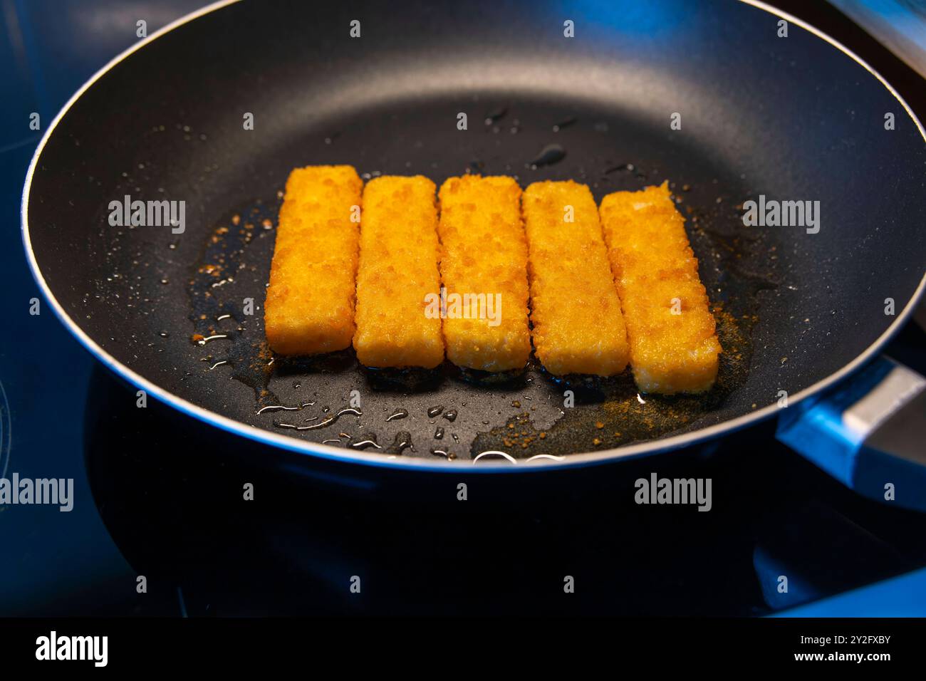 10.09.2024, Fischstäbchen brutzeln in der Pfanne, 10.09.2024 ...