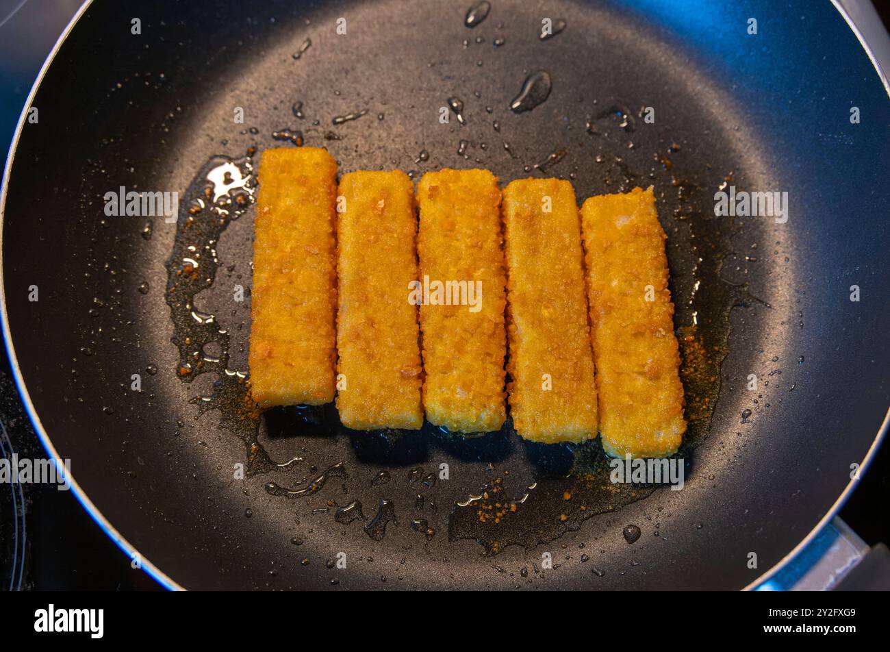 10.09.2024, Fischstäbchen brutzeln in der Pfanne, 10.09.2024 ...
