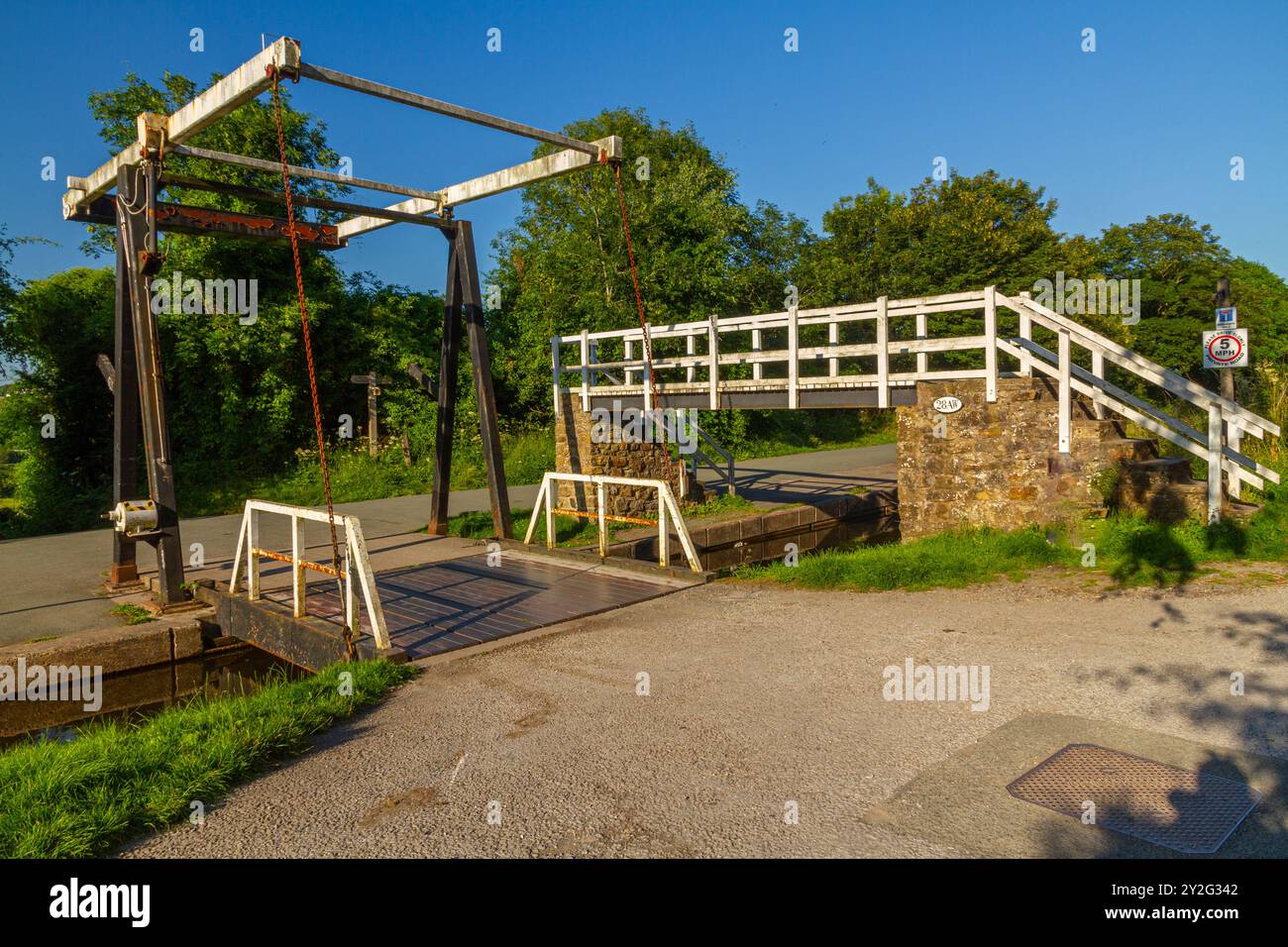 Hand lifting bridge on the Llangollen Canal, Froncysyllte, North Wales ...