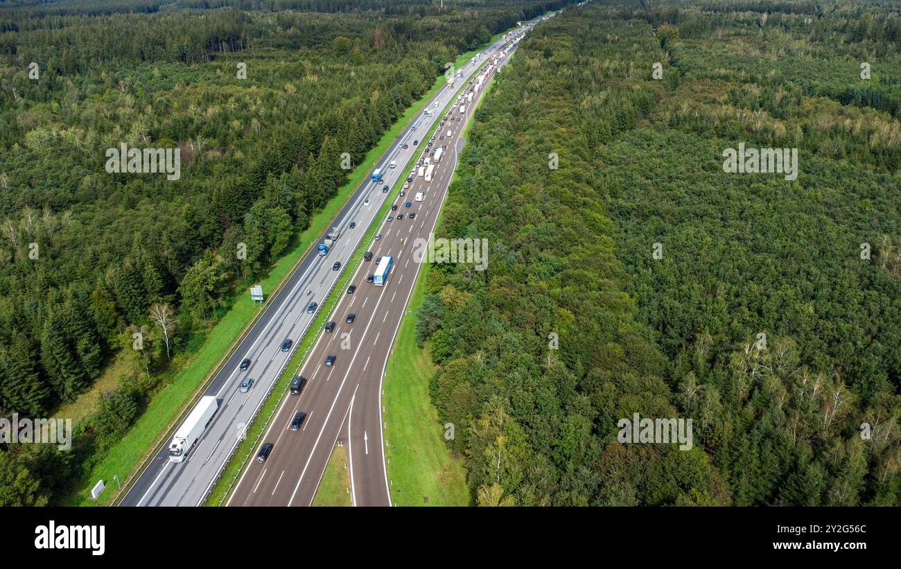 Lastwagen auf autobahnen hi-res stock photography and images - Alamy