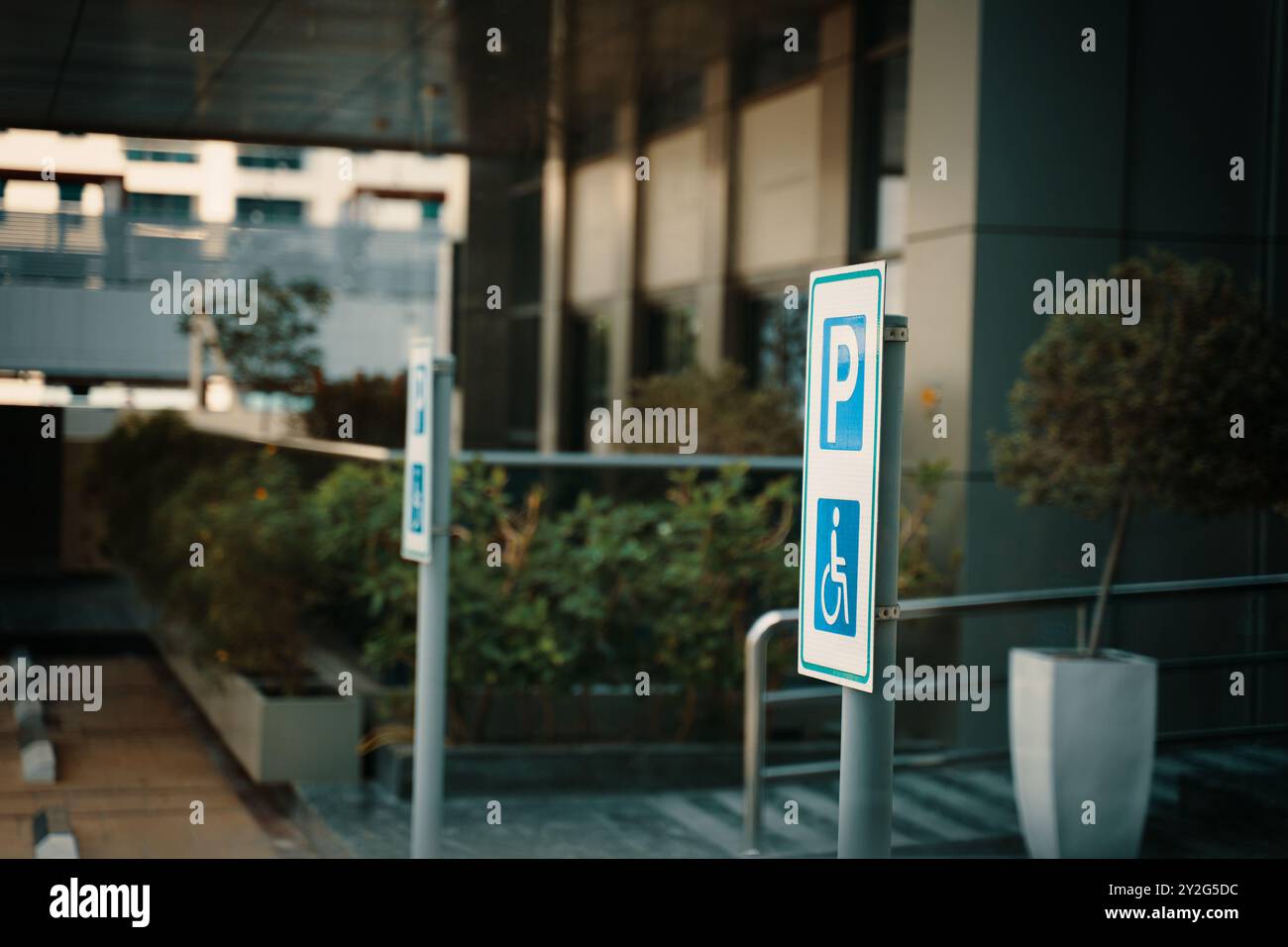Available outdoor parking sign hi-res stock photography and images - Alamy