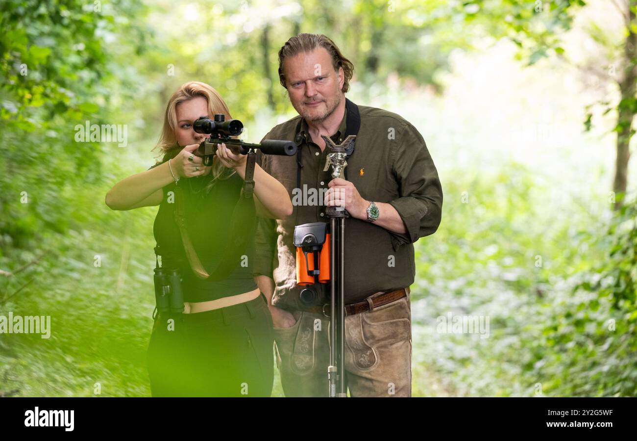 Uelzen, Germany. 20th Aug, 2024. Marie (l) stands next to her father ...