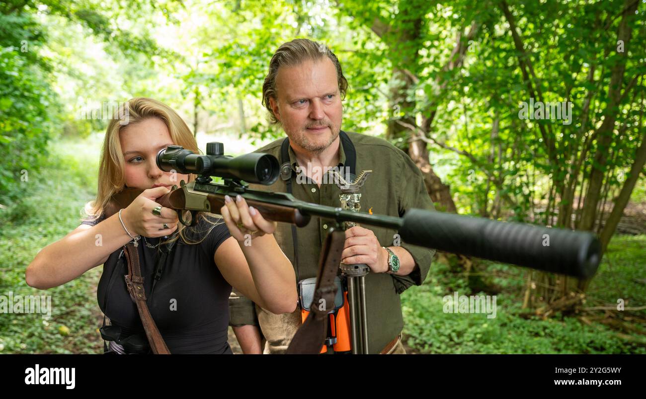 Uelzen, Germany. 20th Aug, 2024. Marie (l) stands next to her father ...