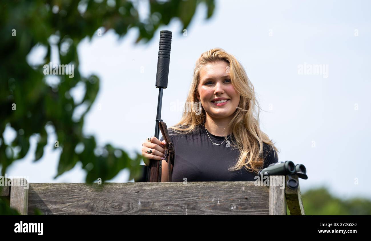 Uelzen, Germany. 20th Aug, 2024. Marie Teppe stands on a high seat with ...
