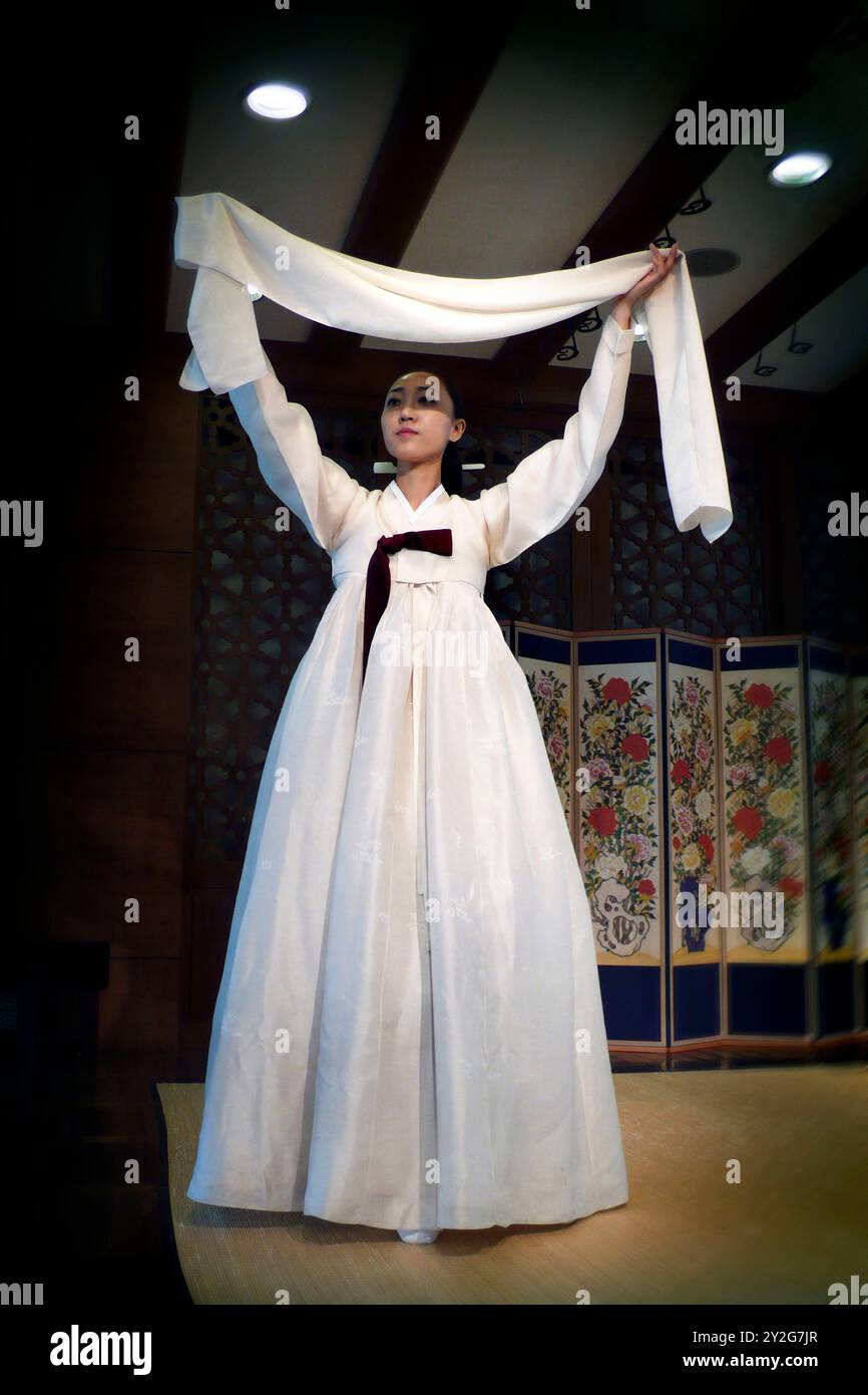Korean dance korea hi-res stock photography and images - Alamy