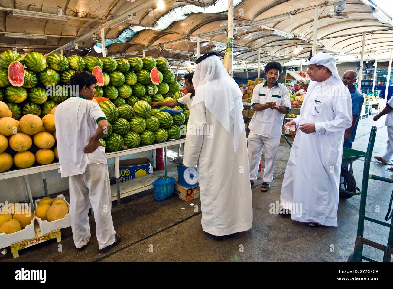 The fruit and vegetable market. Deira (Dubai - United Arab Emirates ...