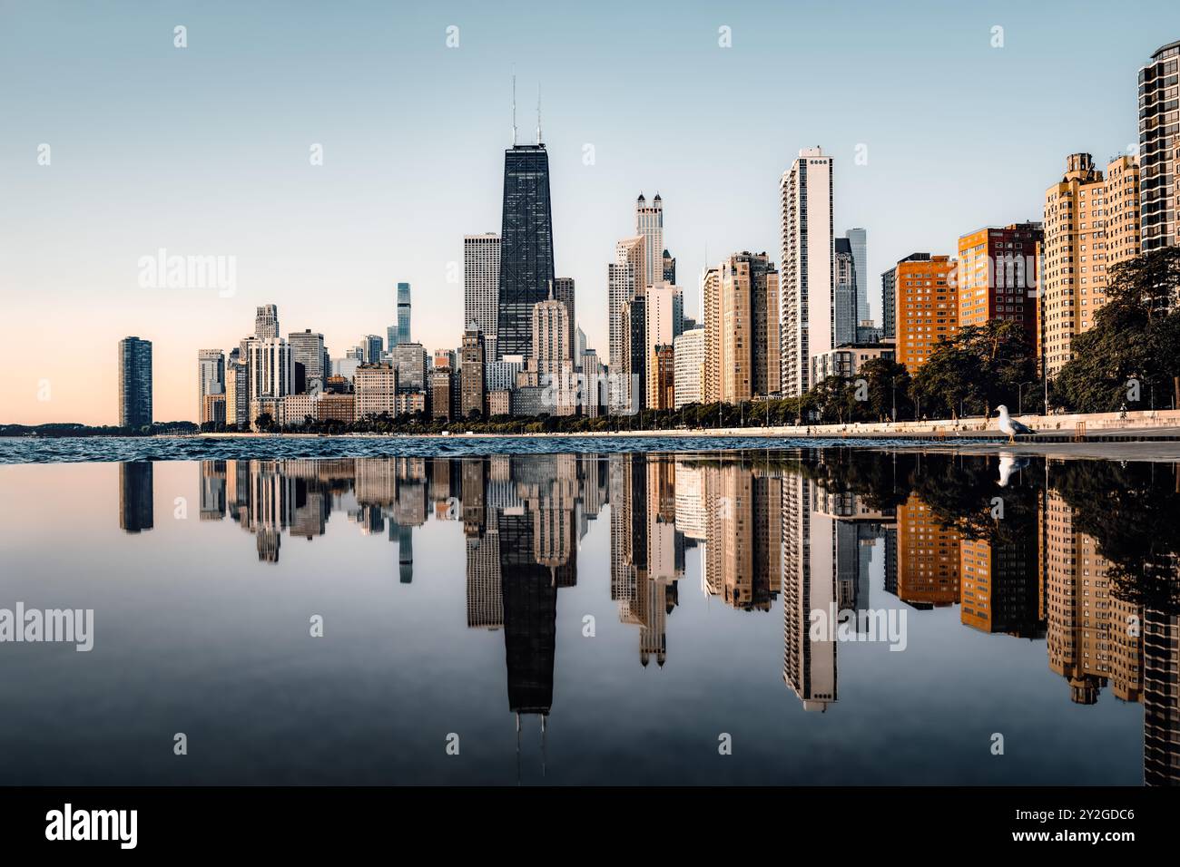 the reflected skyline of chicago during sunrise Stock Photo - Alamy