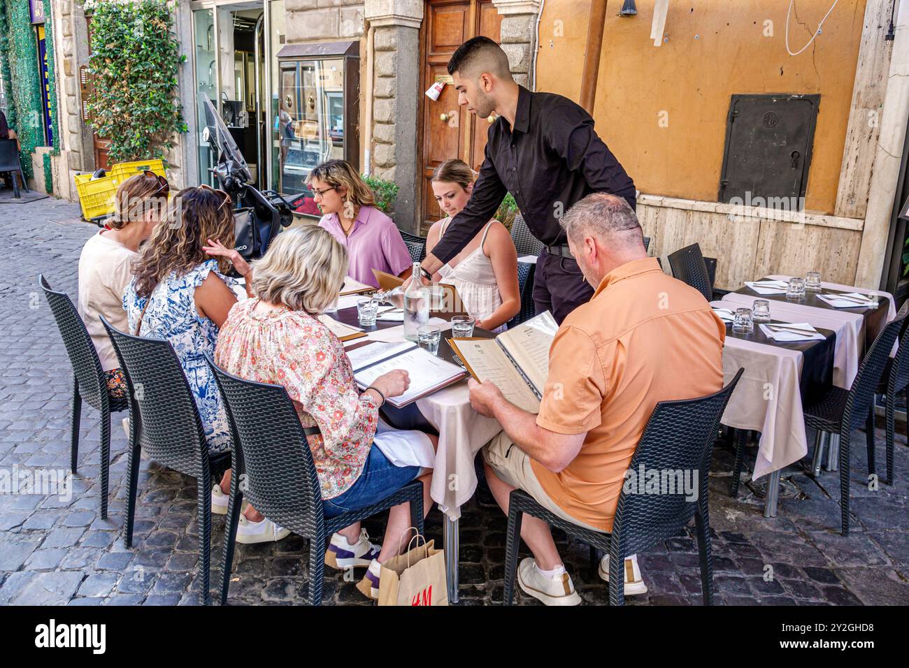 Waiter server pouring water hi-res stock photography and images - Alamy