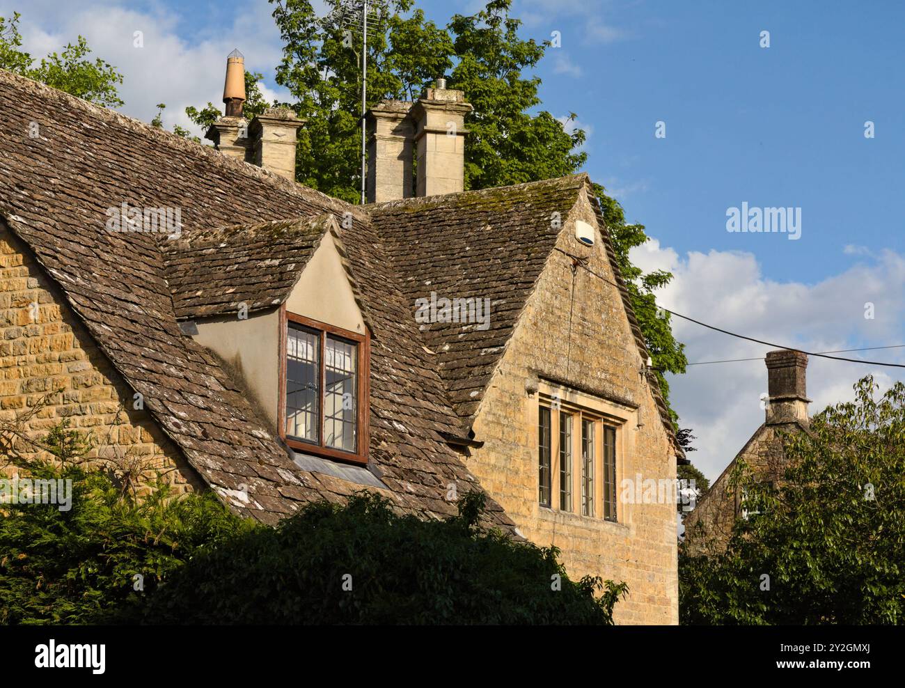 Estate cottage in cotswold hi-res stock photography and images - Alamy