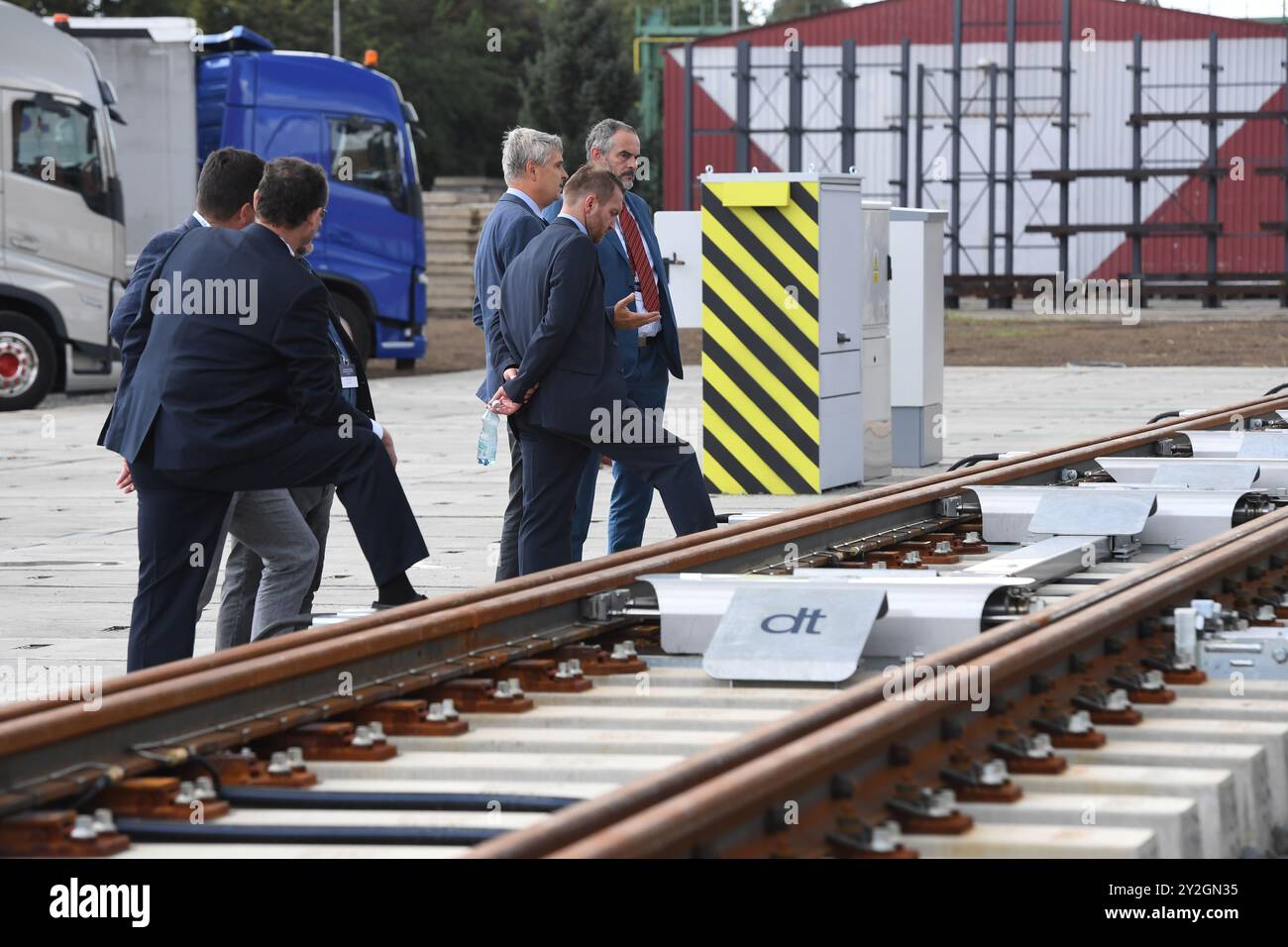 DT - Vyhybkarna a strojirna presented parts of high-speed turnout ...
