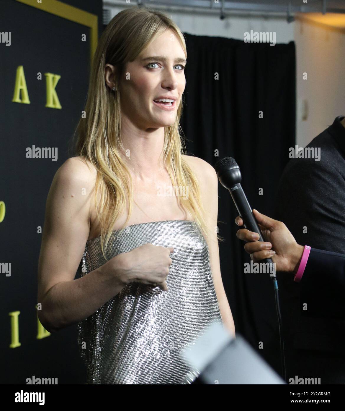 Speak no evil mackenzie davis hi-res stock photography and images - Alamy