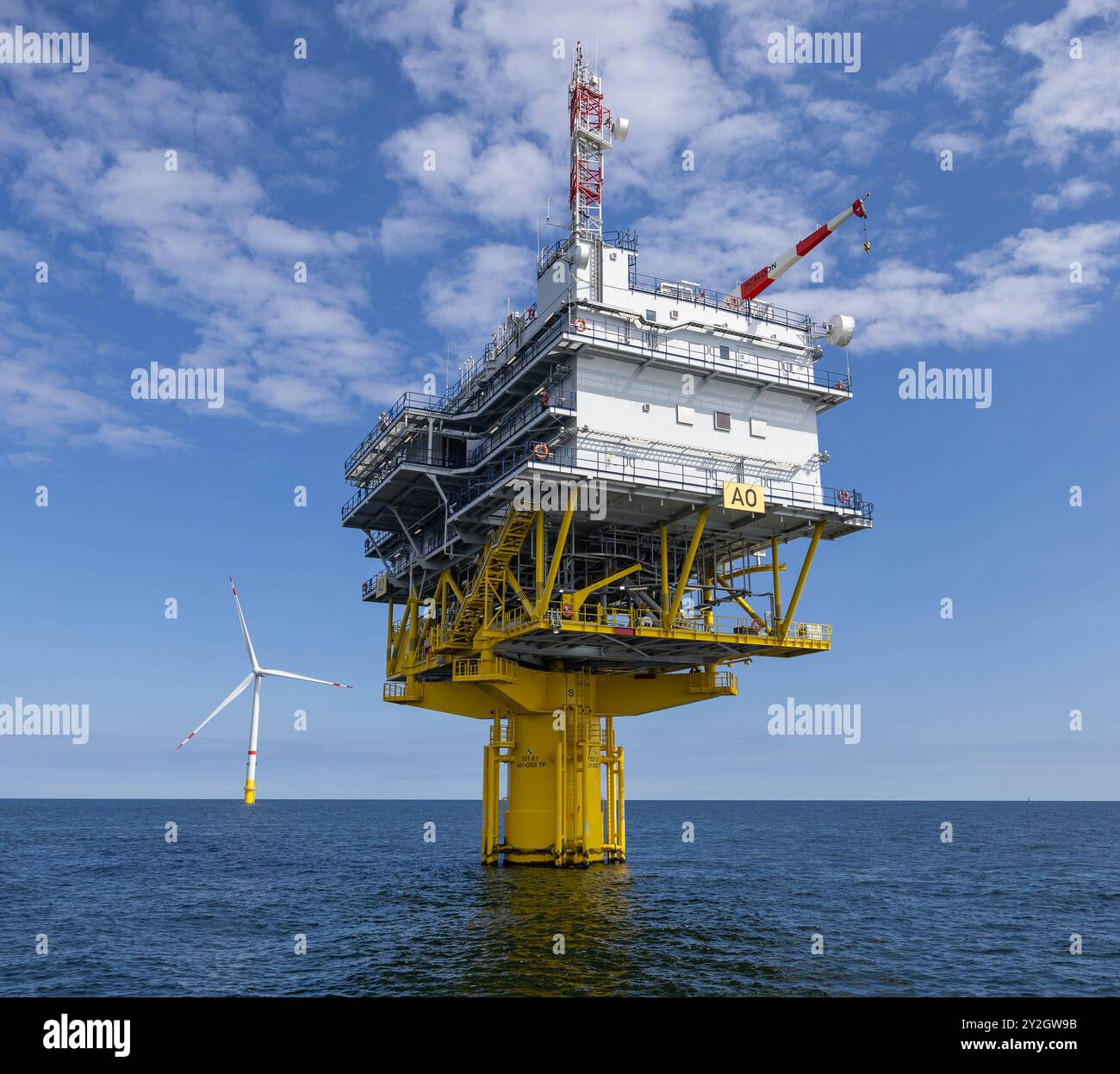 Windpark Arcadis Ost Die Umspannplattform und Windmuehlen stehen im ...