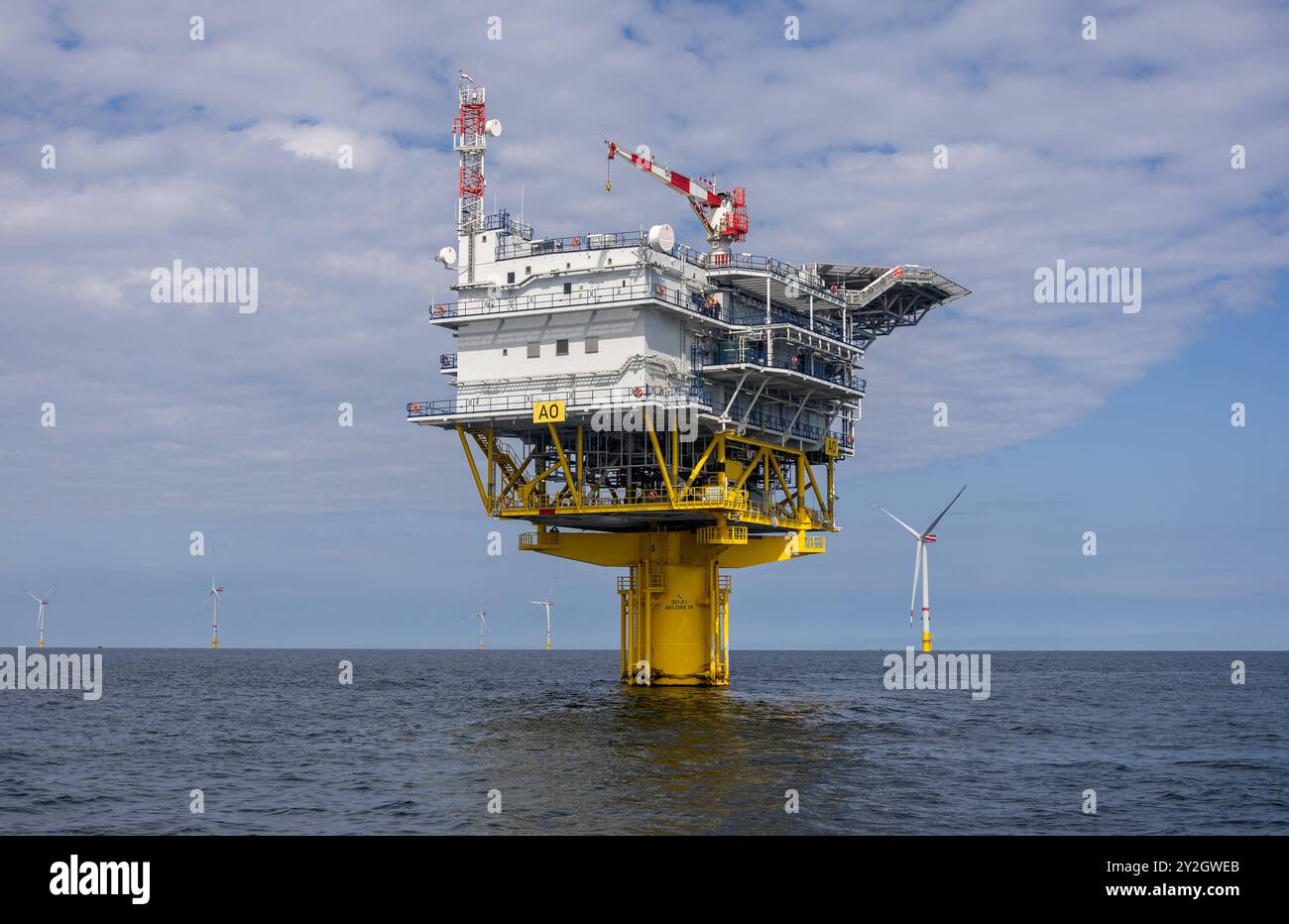 Windpark Arcadis Ost Die Umspannplattform und Windmuehlen stehen im ...