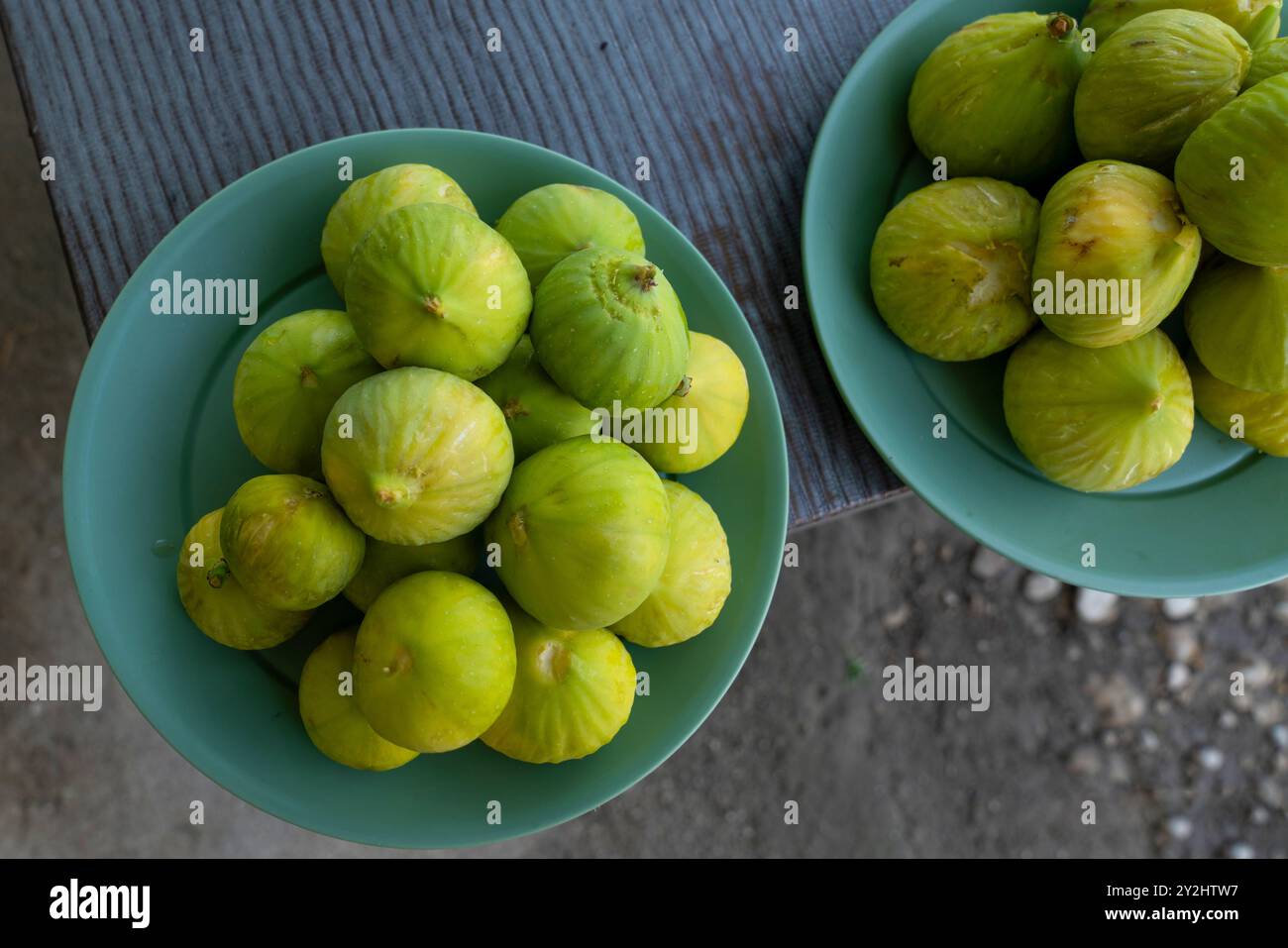 Top view of green figs in a plate are ready to eat in the country Stock ...