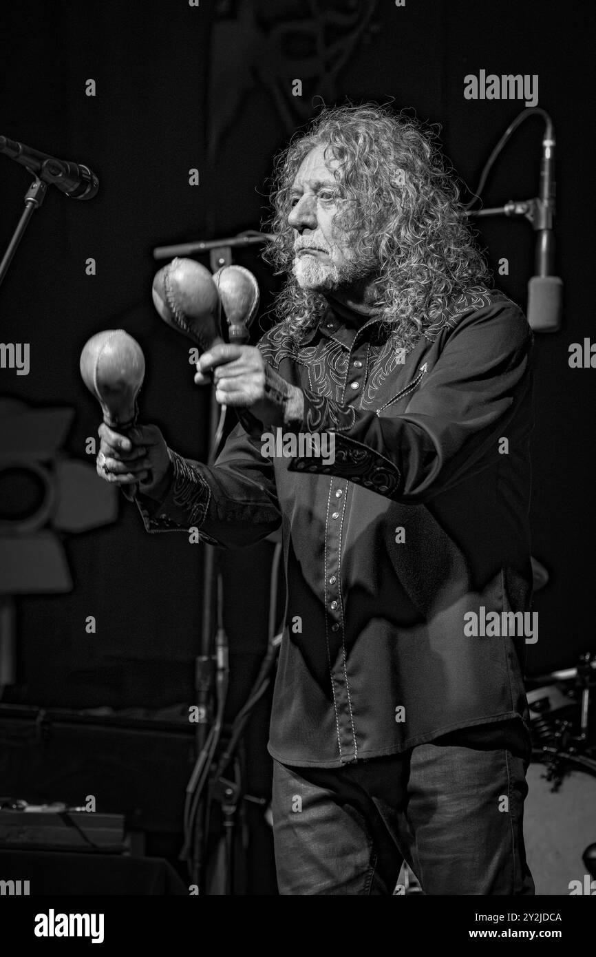 Led Zeppelin;s singer Robert Plant playing maracas in concert Stock ...