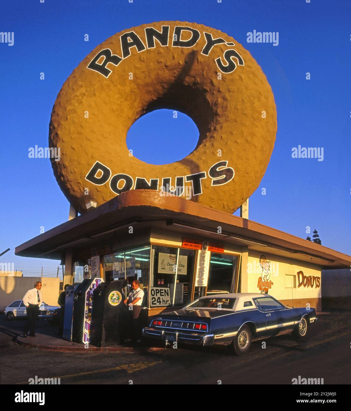 Randy's Donuts stand with giant donut on the roof in Inglewood ...