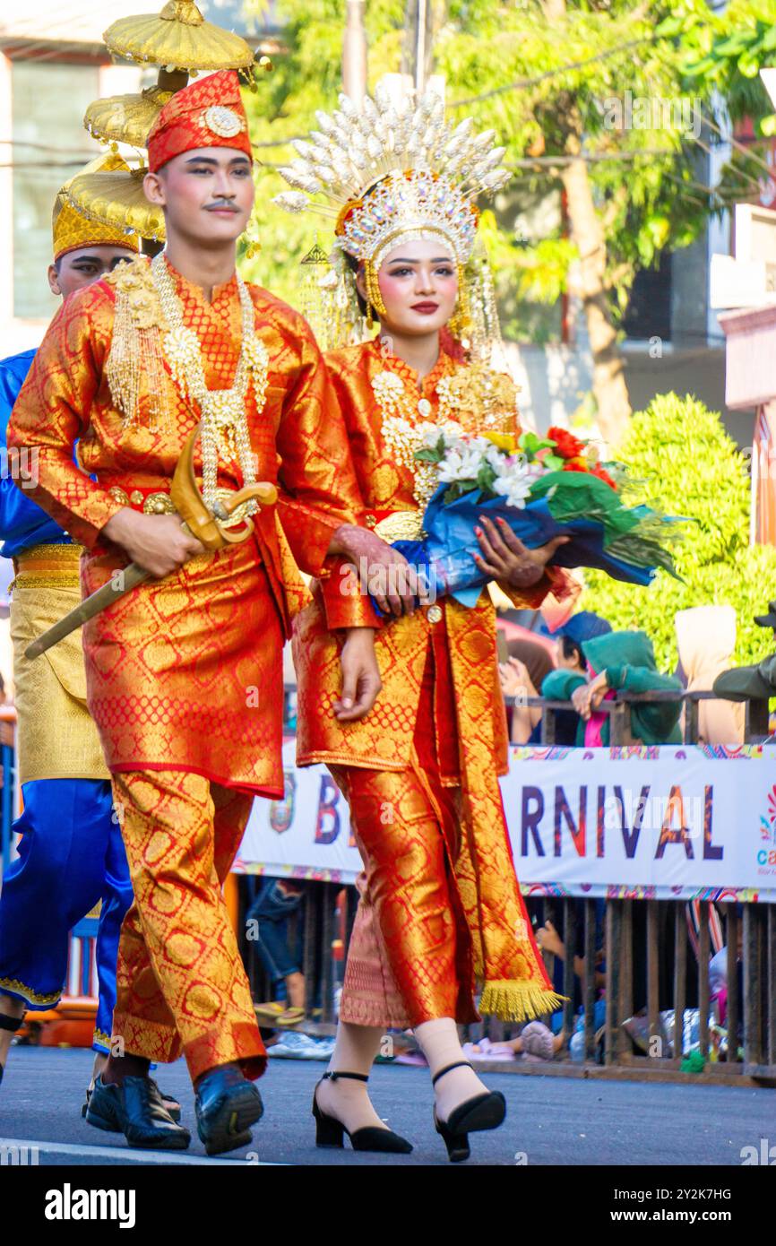 Traditional costume from Riau on the 3rd BEN Carnival Stock Photo - Alamy