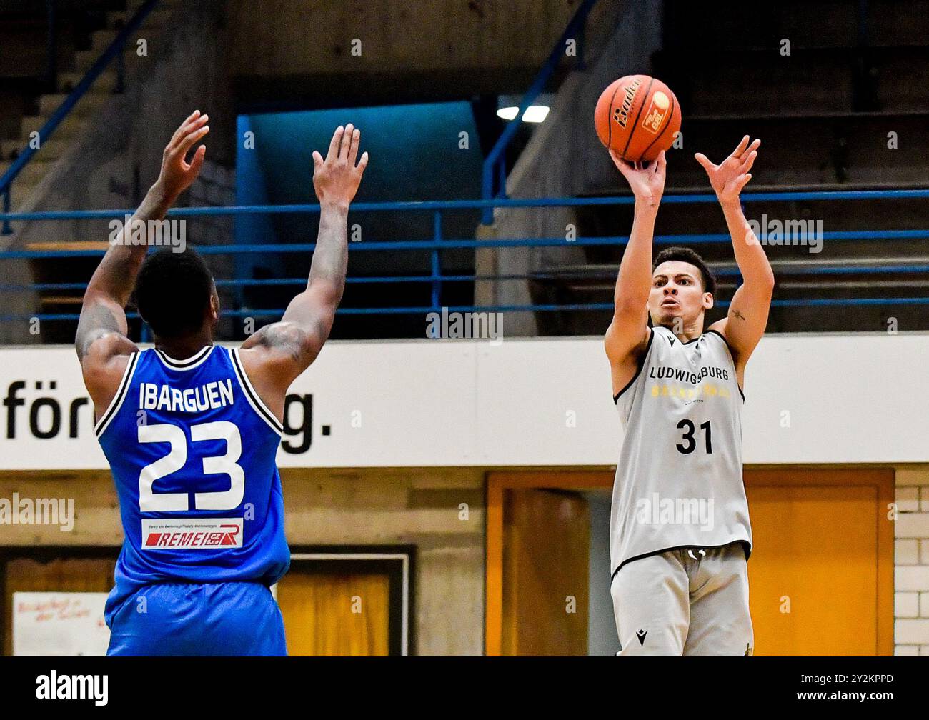 Kellan Grady, (MHP Riesen Ludwigsburg, #31), links davon H. Ibarguen ...