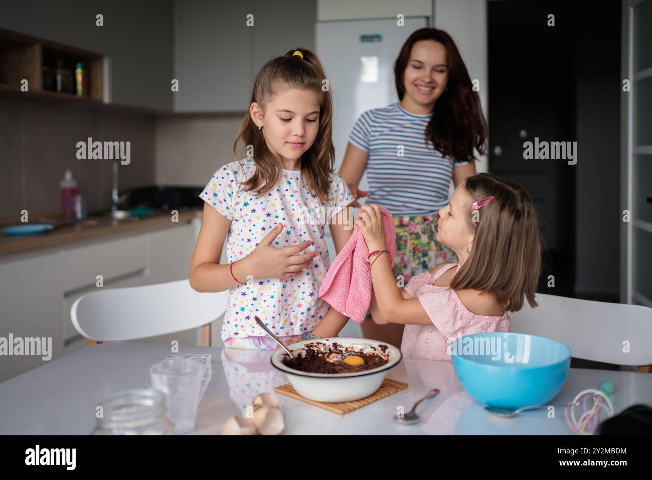 Family moments in baking hi-res stock photography and images - Alamy
