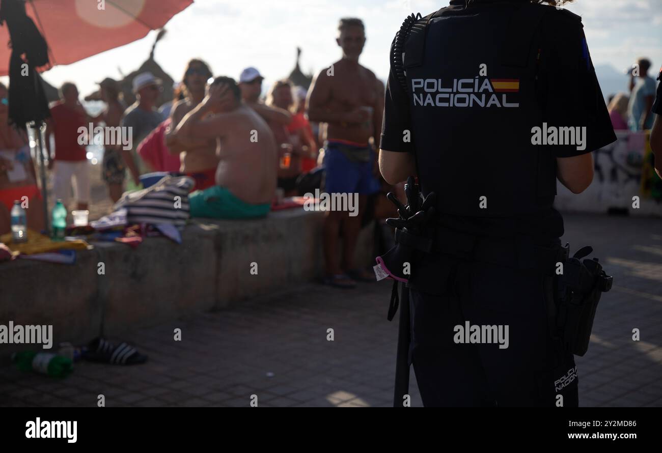 Palma, Spain. 10th Sep, 2024. A police officer from the Spanish Policia ...