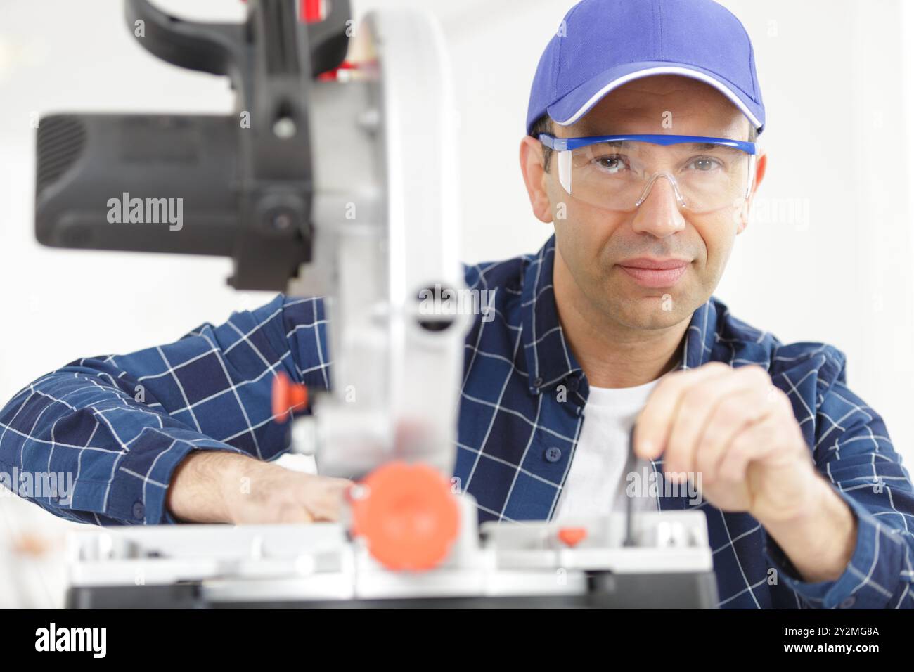 mature craftsman using circular saw Stock Photo - Alamy