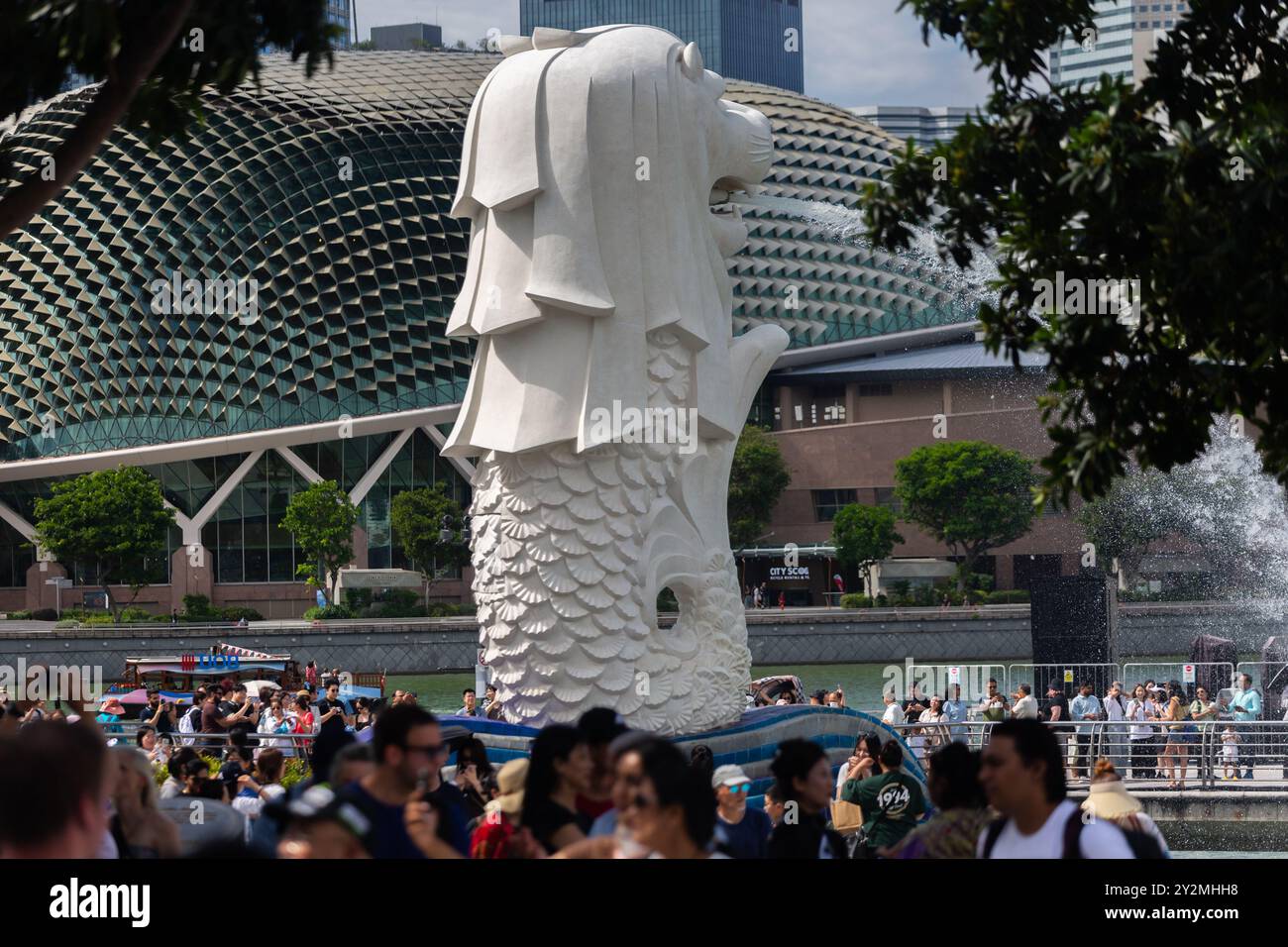 Visitors at Merlion Park sightseeing around the iconic Merlion statue ...