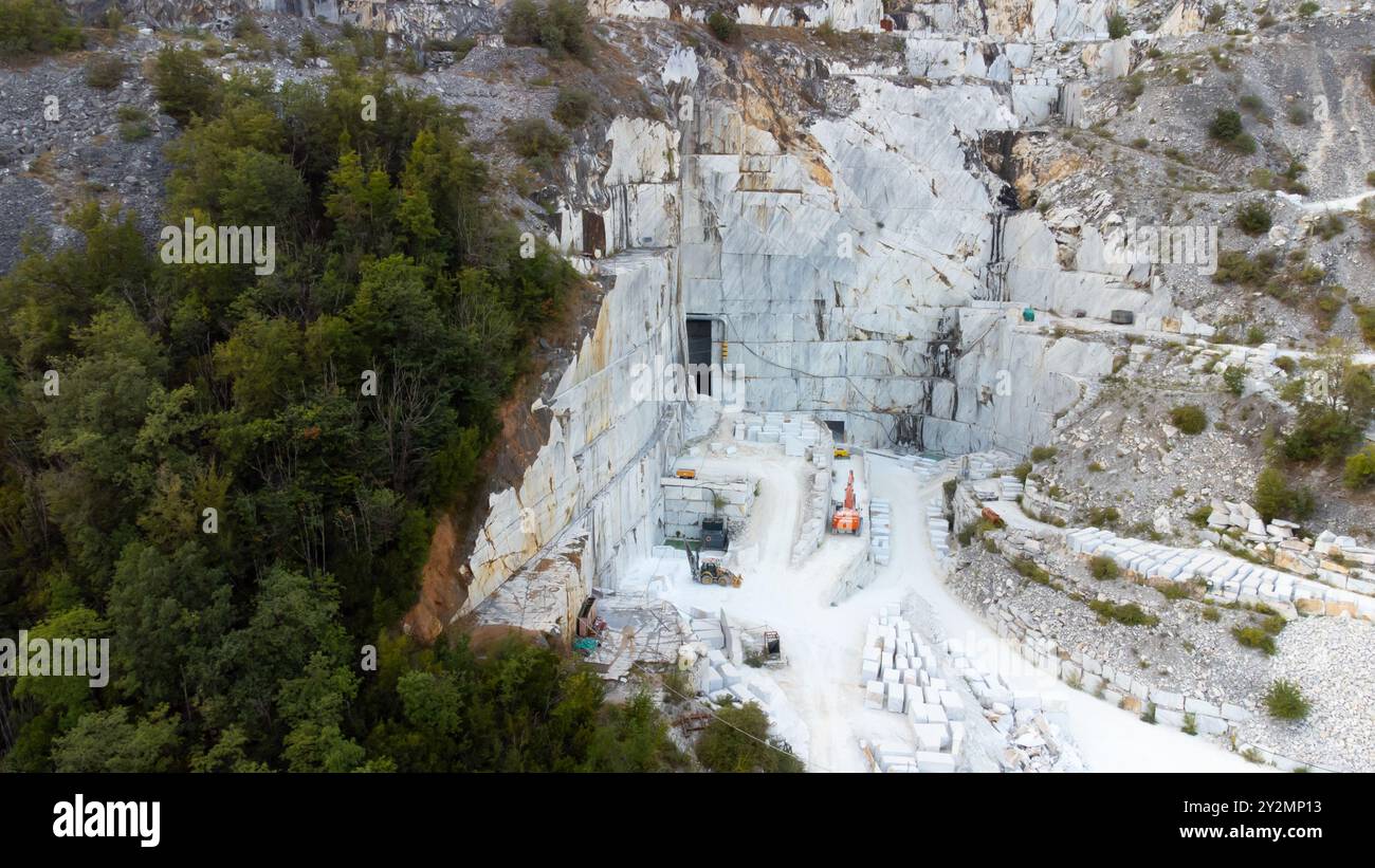 Marmor mining in carrara hi-res stock photography and images - Alamy