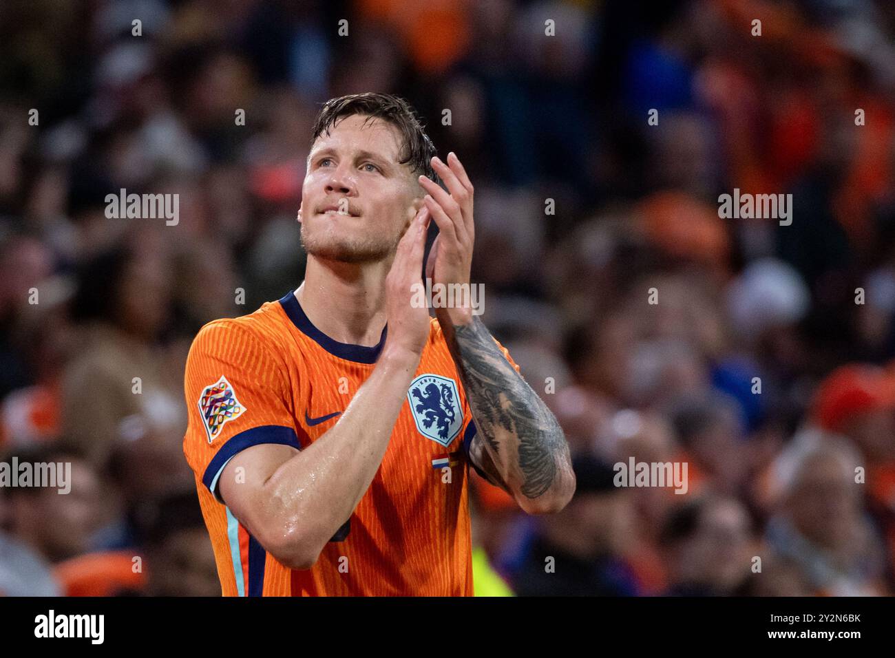 Wout Weghorst (Niederlande, #09) ist zufrieden ueber das Unentschieden und bedankt sich bei den ...