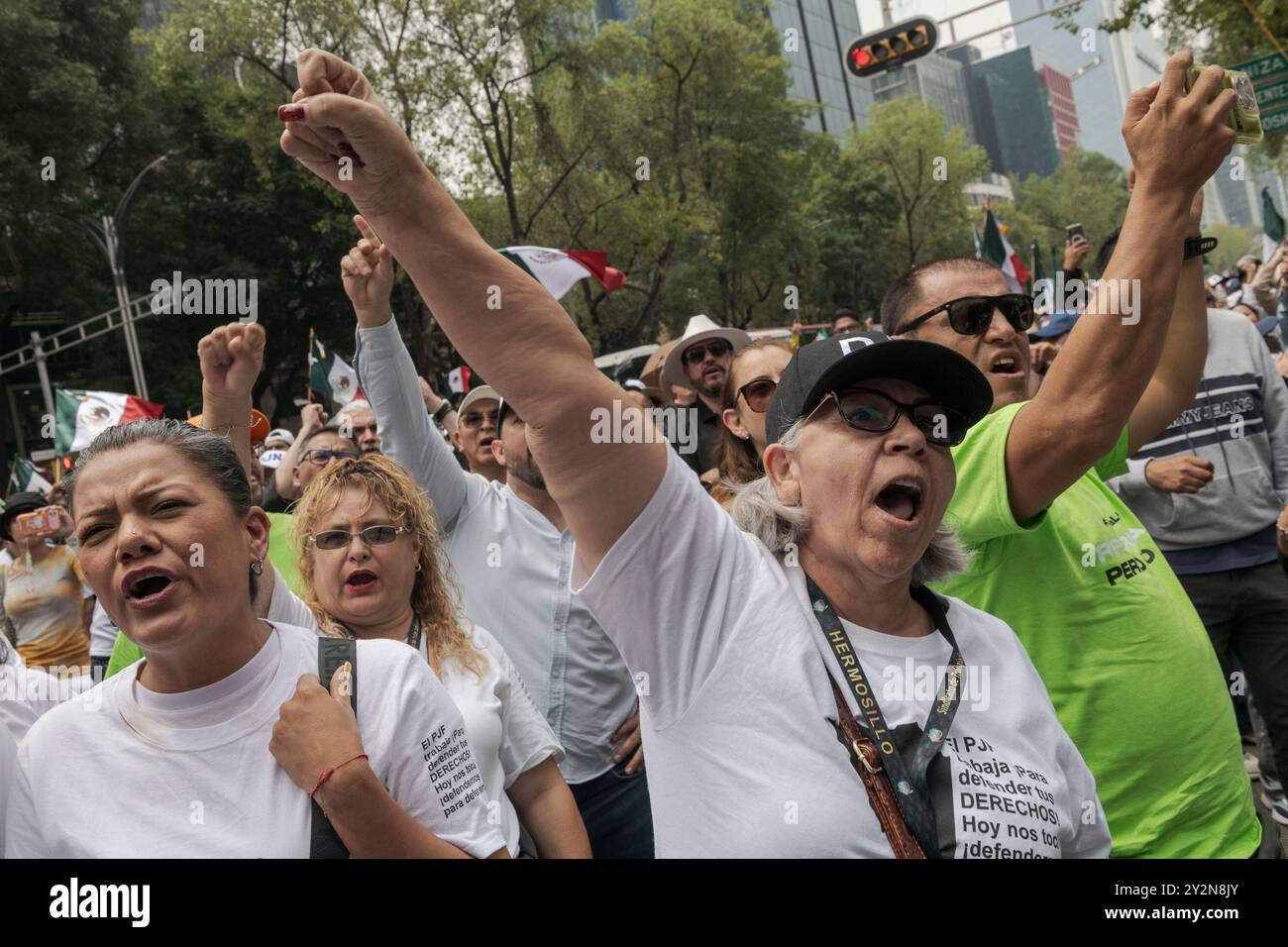 Workers of the Mexican judicial system chant slogans during the ...