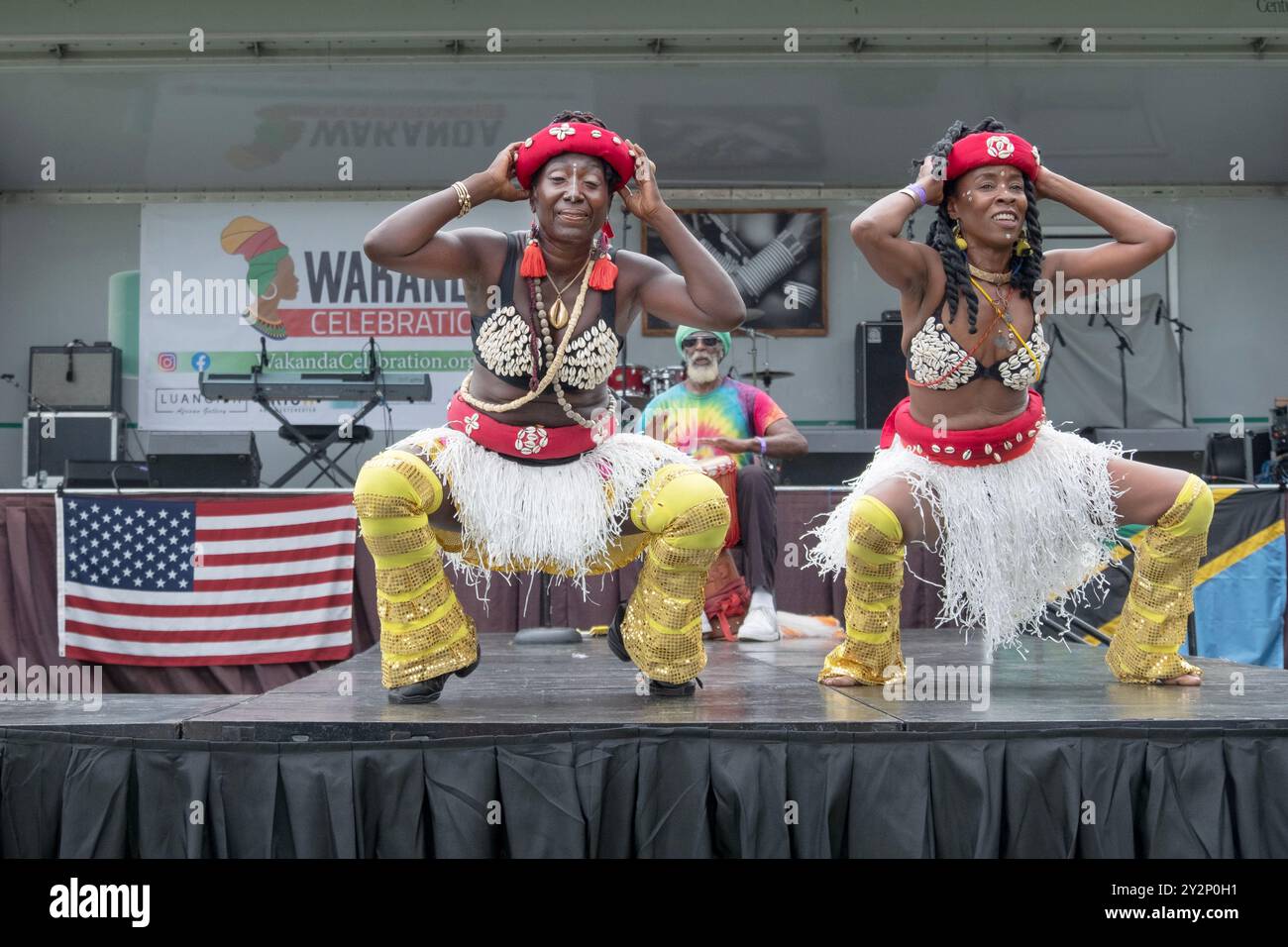 2 dancers from the Fusha Dance Company dance wering Congolese costumes ...