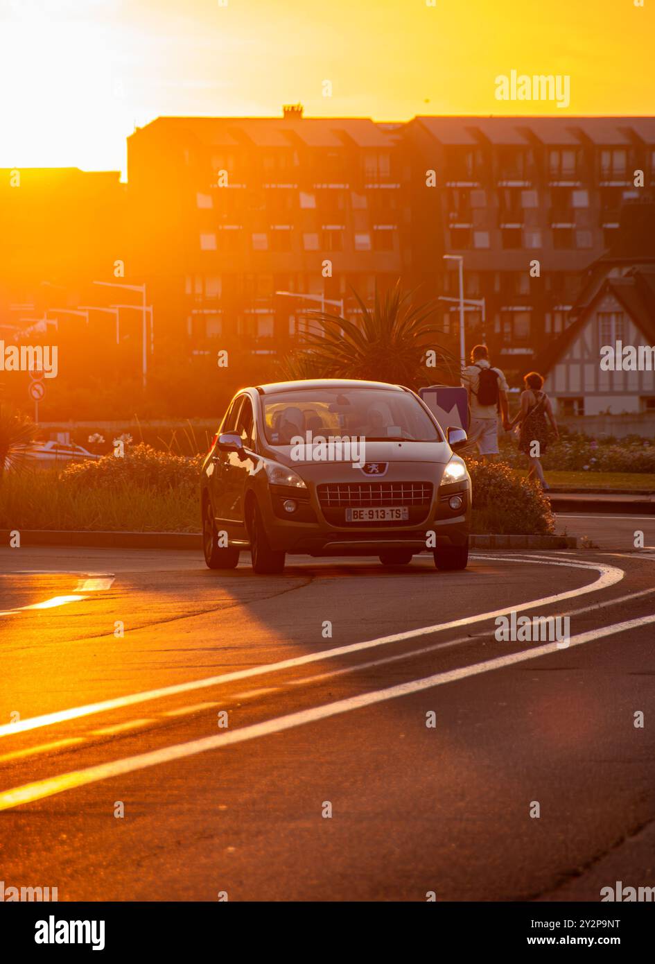 Car driving down sunset hi-res stock photography and images - Alamy