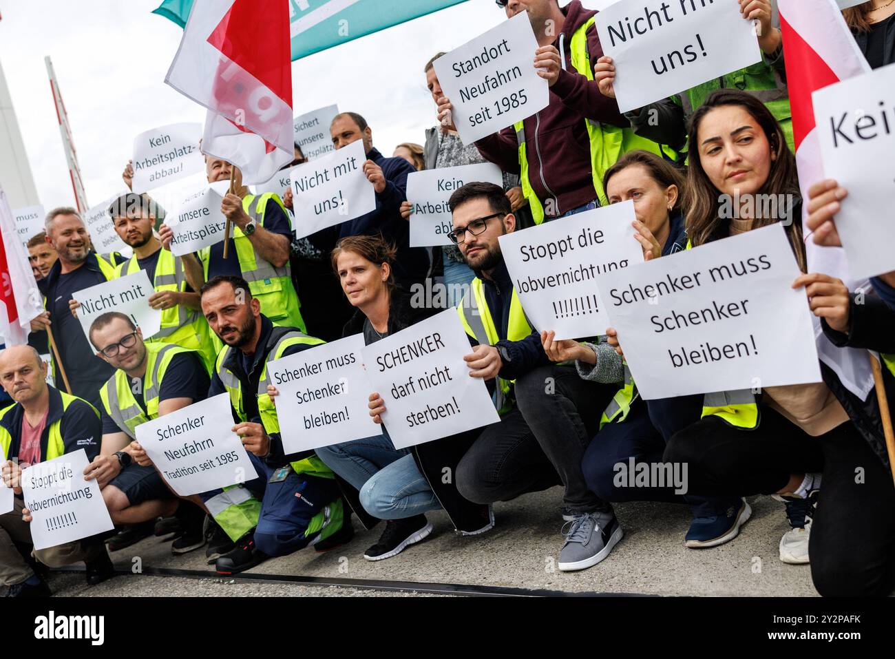 11 September 2024, Bavaria, Neufahrn: Employees take part in a vigil at ...