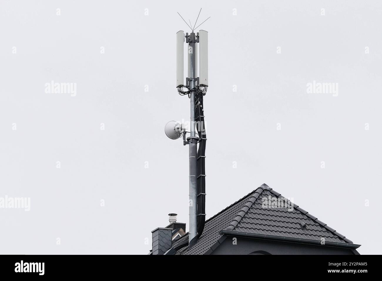 Mobile antenne strahlung hi-res stock photography and images - Alamy