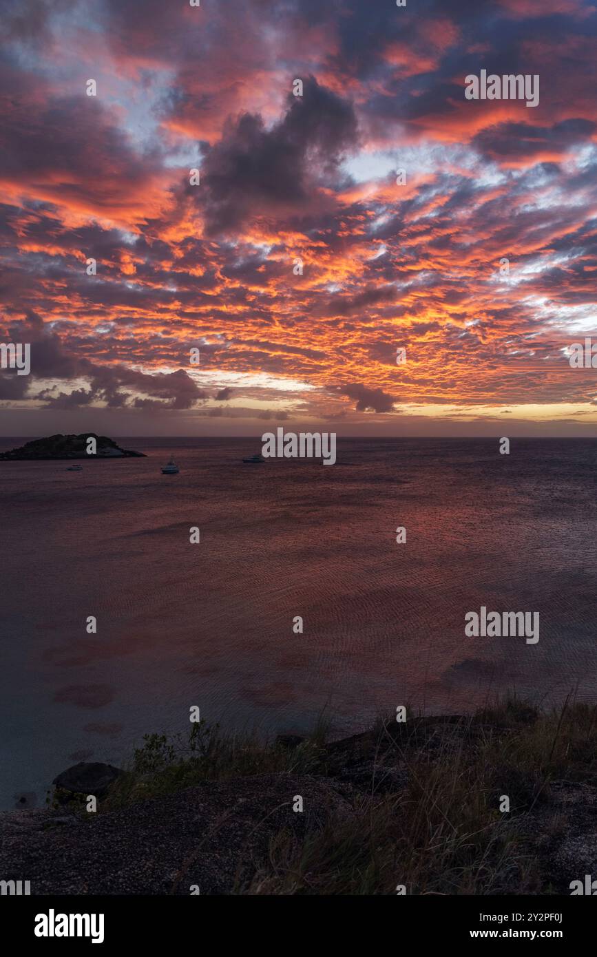 Scenic moody sunset over Anchors Bay on Lizard Island in Queensland ...